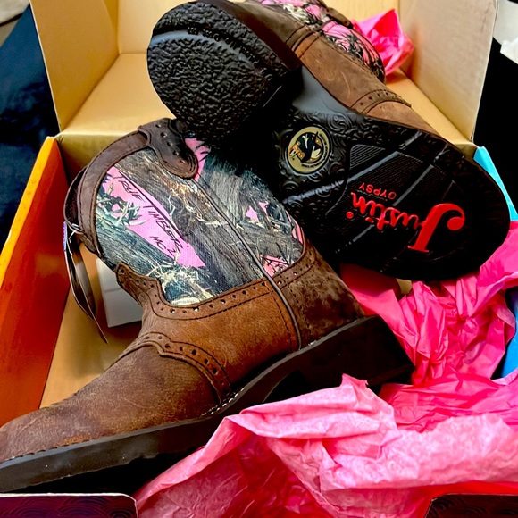 Justin Boots | Shoes | Nwt Justin Gypsy Boots Brown Wpink Camo 7b ...